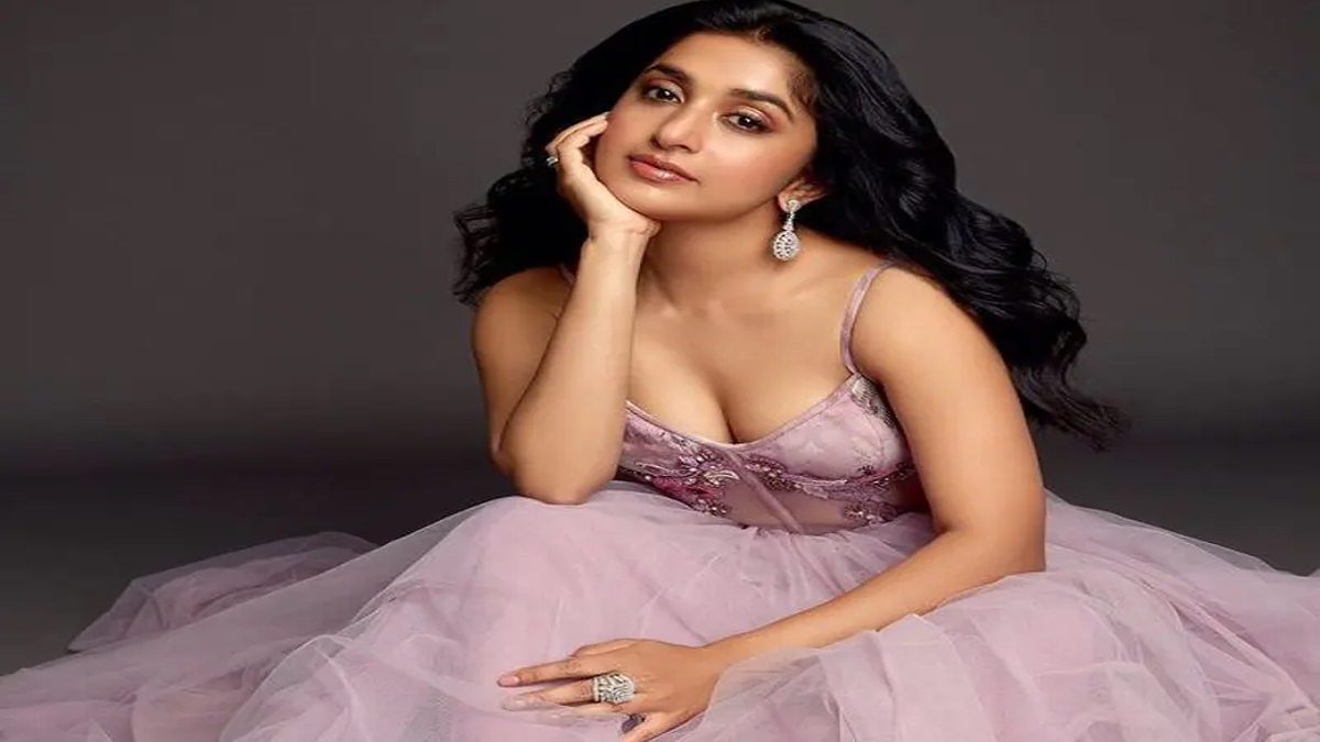 రెచ్చిపోయిన హోమ్లీ బ్యూటీ మీరా జాస్మిన్ - Telugu24